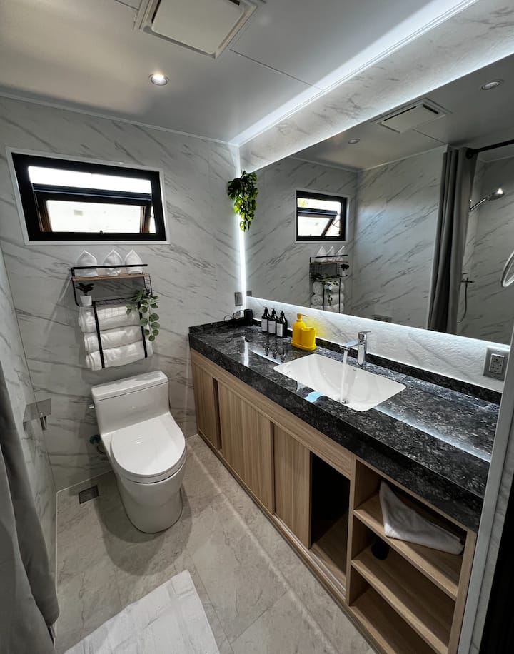 Modern Tiny Home In Backyard - Los Angeles, CA