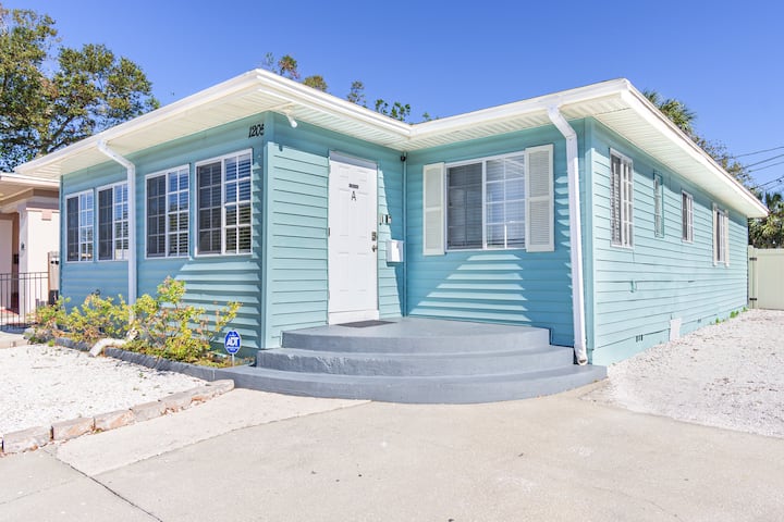 Sunny 2/1 Condo Close To Clearwater Beach - Dunedin, FL