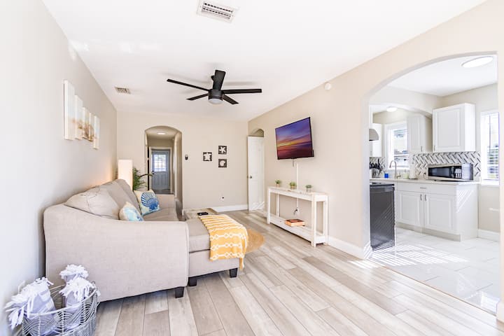 Sunny 2/1 Condo Close To Clearwater Beach - Clearwater Beach, FL