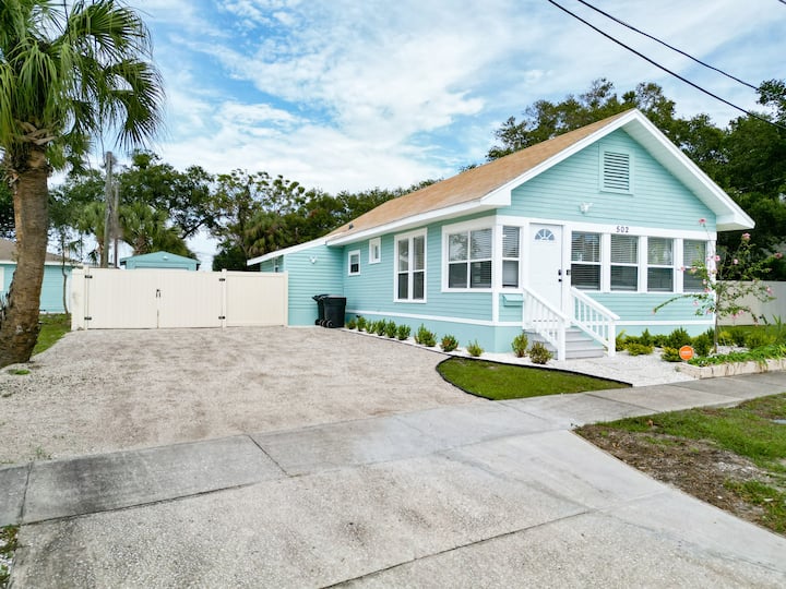 Spacious 4br Coastal Home Minutes From The Beach - Dunedin, FL