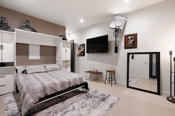 Comfy Bedroom With Full Bathroom In Culver City - Santa Monica, CA