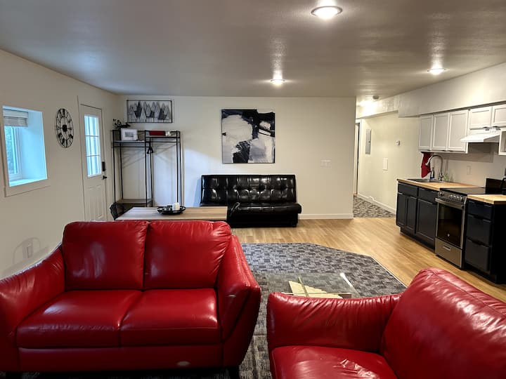 Modern South Anchorage New Build Get-away - Anchorage, AK