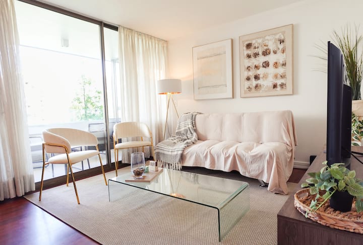 Amplio Dpto. Frente Al Parque Arauco Con Piscina - Las Condes