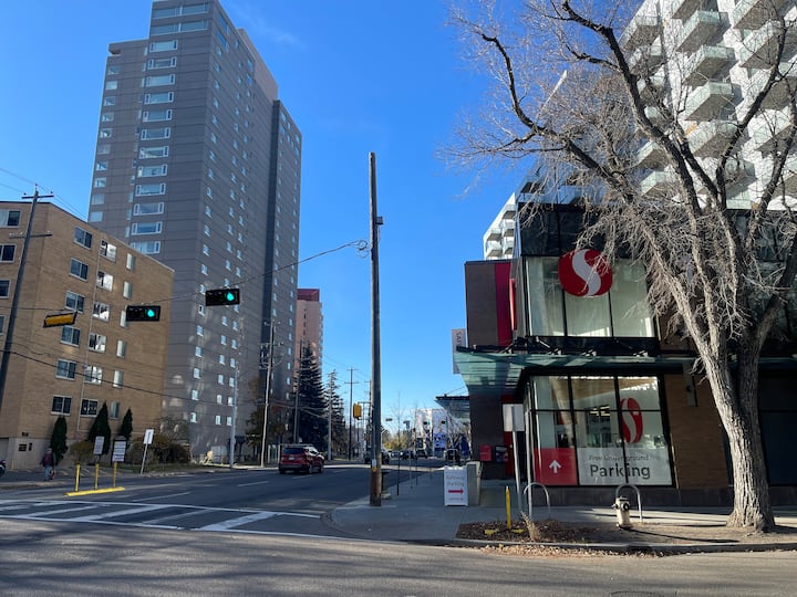 Urban Oasis: 2 Beds River Valley - Edmonton, Canada