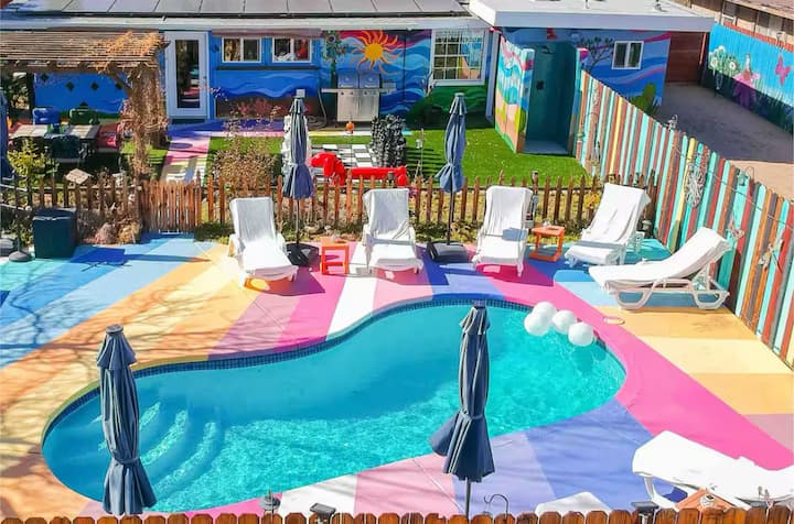 Artists In Wonderland: One-of-a-kind Vibrant Home - Yucca Valley, CA