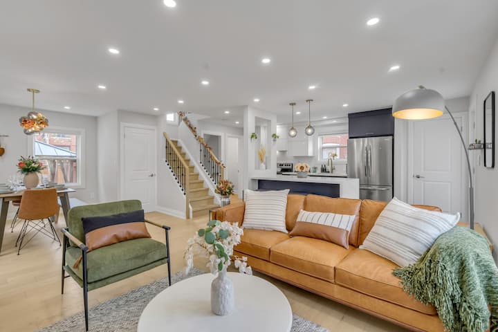 Chic Modern Living 4-br Full House W/free Parking - Mississauga