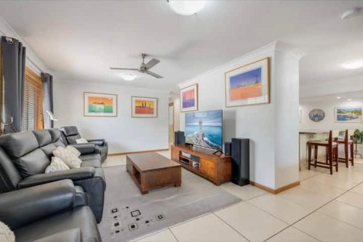 2 Bedrooms In Golden Beach - Golden Beach