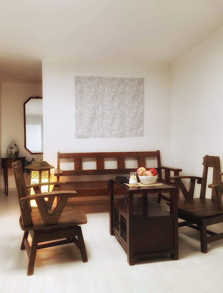 한국전통
+공항버스 3호선 지하철 3분
+무료주차짐보관
+남산 경복궁 
명동 - Seoul