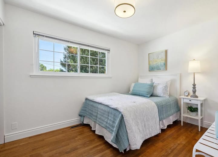 Sunny, Peaceful 3
Bed 2
Bath With Pool - Novato, CA