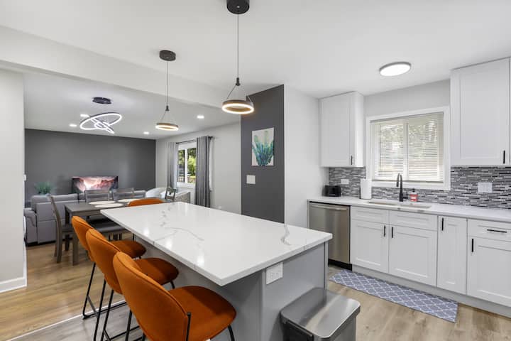 Chic Hinsdale Home: Ranch Home - Oak Brook, IL