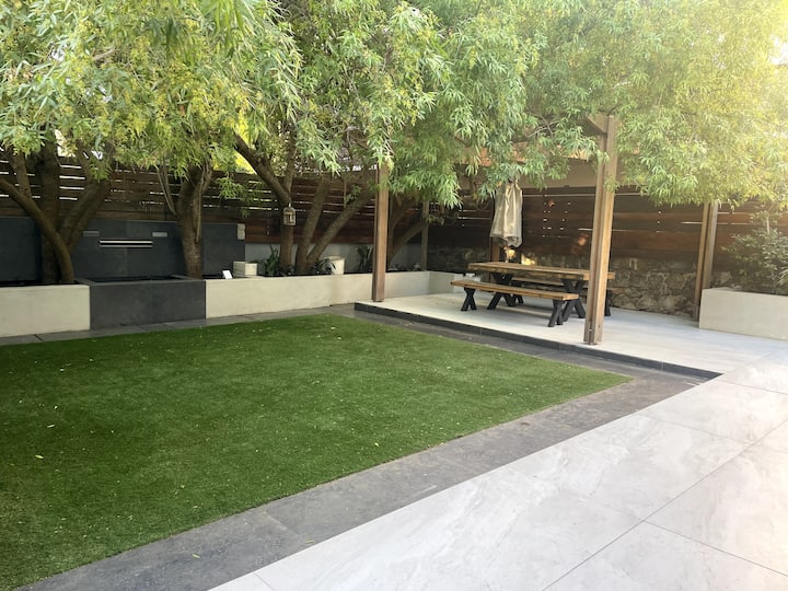 Sydney Rose In Beautiful Green Point - Camps Bay