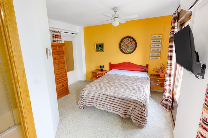 A Vibrant Ensuite Room With Ac And A Balcony - Alcalá la Real