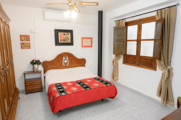 Cozy & Spacious Room W Ac In Castillo De Locubín - Alcalá la Real