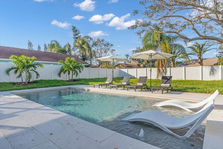 Luxury 5br Pool Home • Near Gulf Beaches - Bradenton Beach, FL
