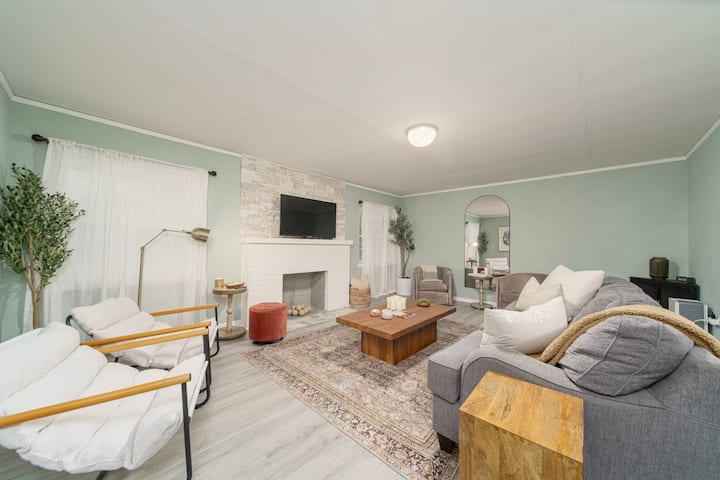 Patio | Sleeps 16! | Kitchen | Private | Keurig - Winston-Salem