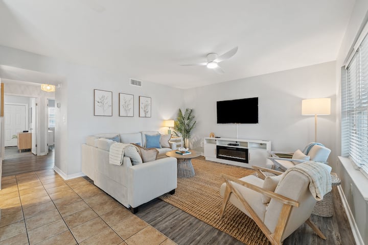 2 Bedroom Condo W/ Pool By The Beach - Gulf Shores, AL