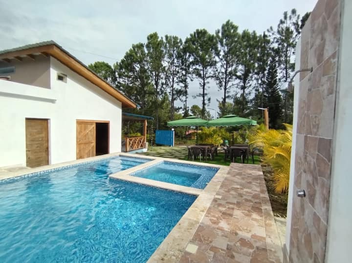 Villa Samantha/17 Guests. 4br+a/c+pool+jacuzzi - Jarabacoa