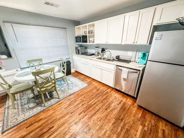 Teal House Flat 1 - Modern Convenience In Midtown - Montgomery, AL