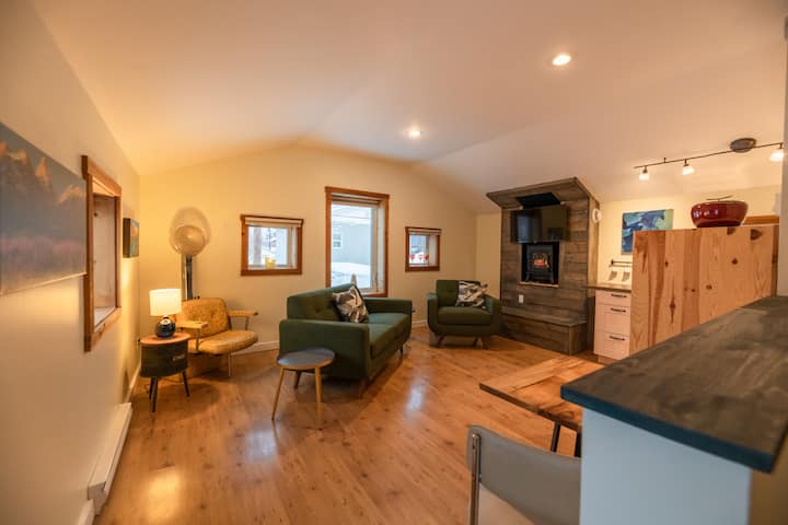Treehouse In Downtown Whitehorse - Whitehorse