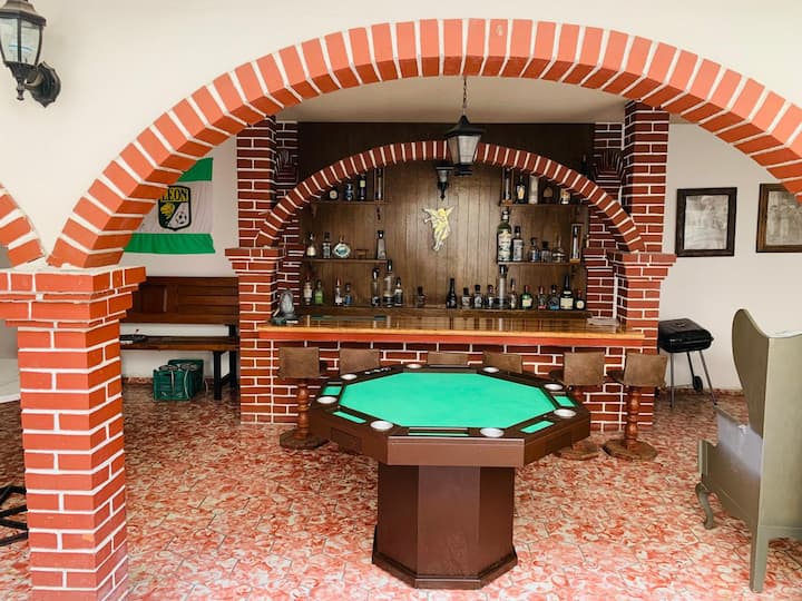 Amplia Casa Para Grupos Grandes. - León