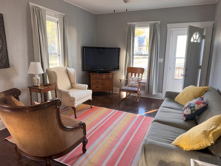Fully Renovated Charming Retreat - Pershing State Park, Laclede
