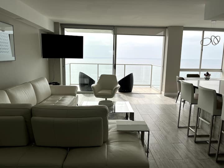 Stunning Oceanfront Apartment - Coronado, CA