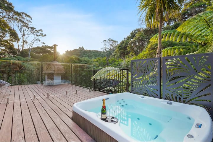 City Escape W/ Hot Tub & Magnificent Forest Views - Auckland