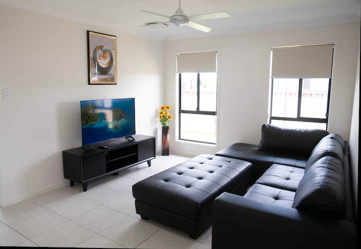 Spacious 4 Bedrooms House In Logan Reserve - North Coast