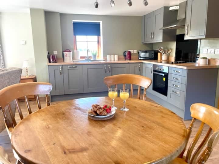 Spacious Barn With Lovely Views Near Silverstone - Buckinghamshire