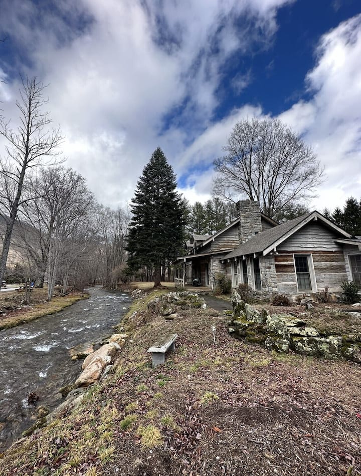 Big House 4bd Cabin Creek Side - Maggie Valley, NC