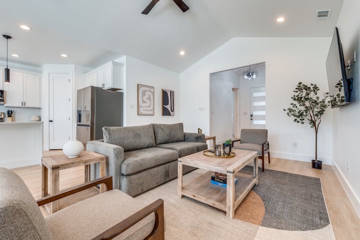 Bright & Modern In South Dallas - Lancaster, TX