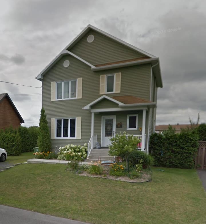 Maison Accueillante Avec Terrasse Et Piscine - Drummondville