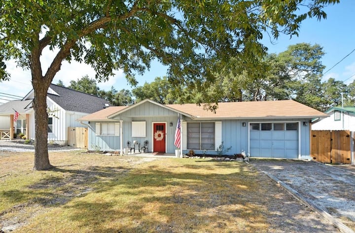 Adorable Lake Area Retreat W/neighborhood Pool - Canyon Lake, TX