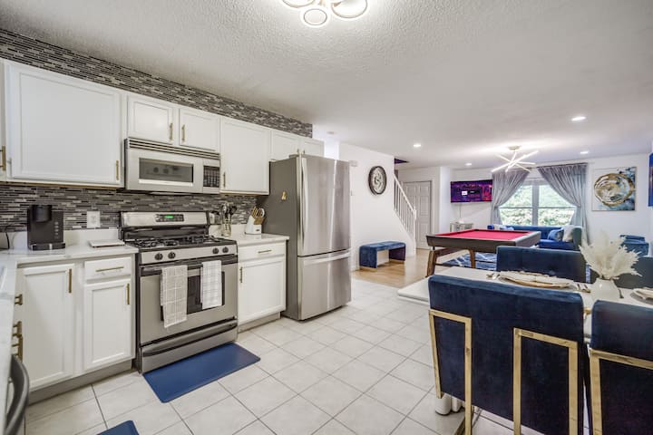 Cozy Stay Near Massmutual – King Bed, Comfy & Fun! - Ludlow, MA