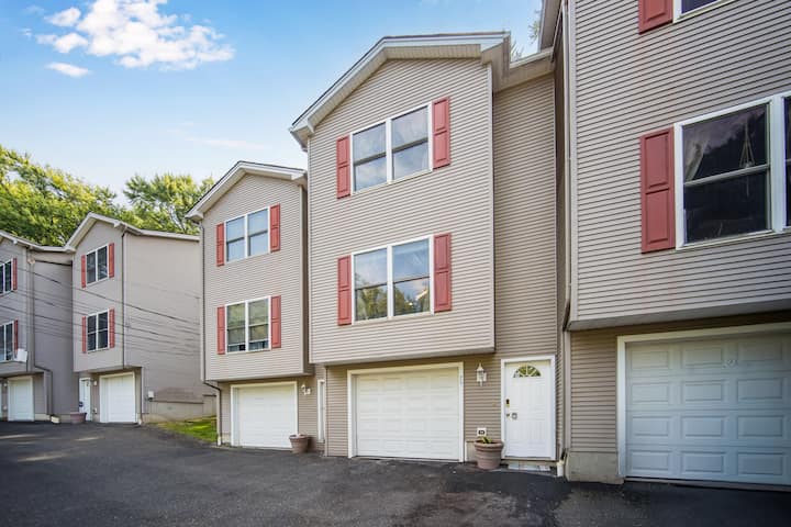 Cozy Modern Townhouse With Pool Table King Bed - Lupa Zoo, Ludlow