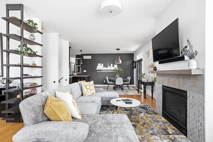 Bright & Cozy 4br With Movie Rm + Patio + Parking - Indiana