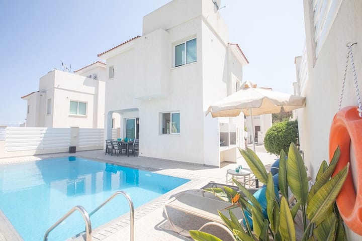 Romeo & Juliet: 3 Ensuites +Pool - Ayia Napa