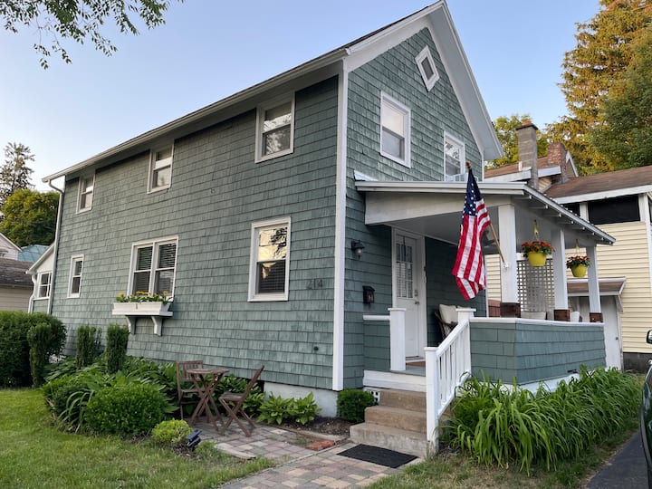 Quaint Home On The East Side Of Saratoga Springs - Saratoga Springs, NY