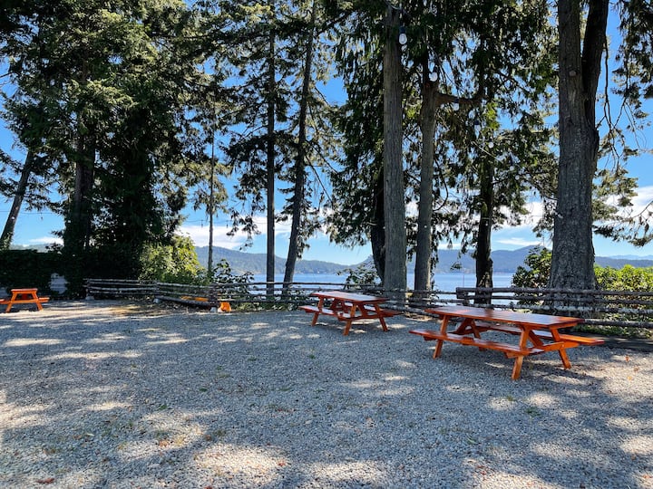 Waterfront 6 Cottage Units Sleeps 20 Beach Access - Sooke