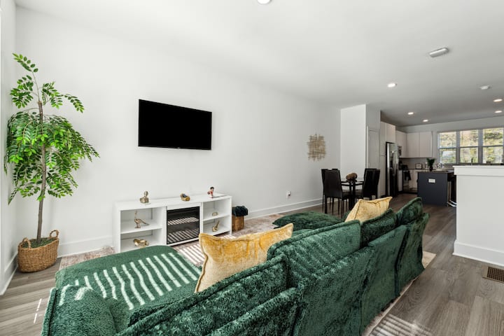 Urban Haven: Sleek 3-story Townhome - Atlanta, GA