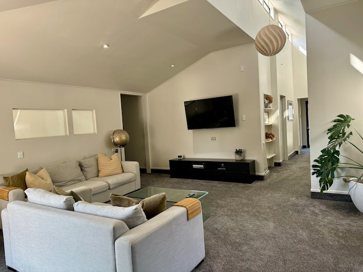 7 Bed House Centre Of Havelock - Hastings