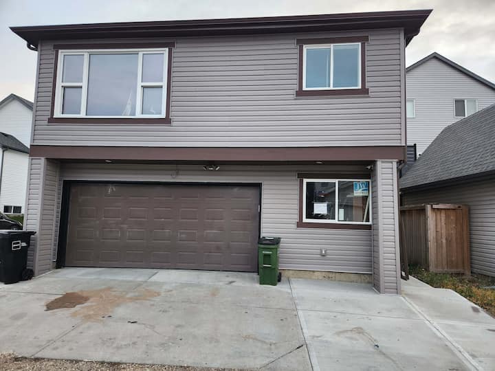Modern Family Home + Guest Heat Garage-no Basement - Edmonton