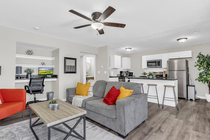 Modern Comfort - 2br Apartment With Workspace - Lawrence, KS