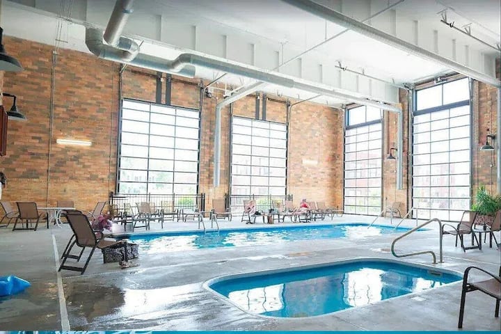 Soha Condo W/ Pool, Gym, Theater - South Haven, MI