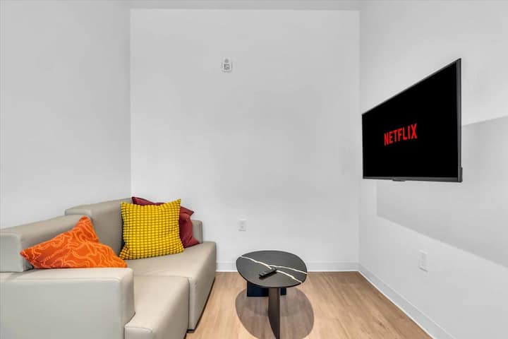 Studio / Pool Steps From Historic Ybor's 7th Ave - Tampa, FL