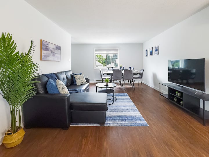 Spacious 3br Winter Getaway W/ Parking—bobcaygeon - Bobcaygeon
