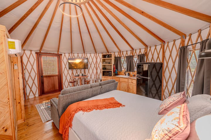 Cockatoo Yurt/heat & A/c! Private Hot Tub/bbqgrill - Bandera, TX