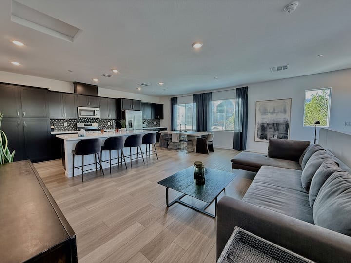 Water Street Townhouse: Designer Furnishings - Henderson, NV