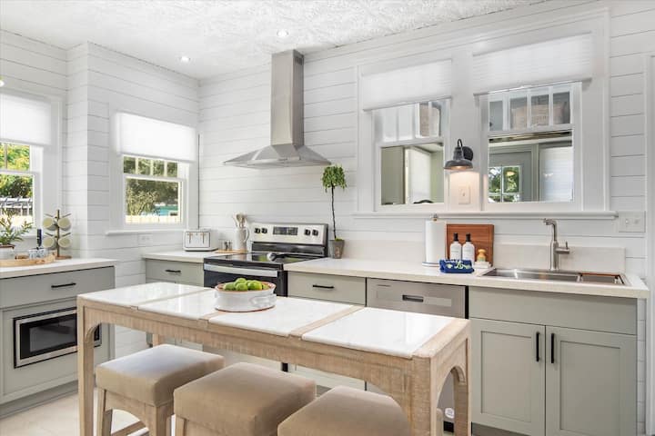 2br Bungalow Near Ami! King, W/d, Long-stay Deals - Bradenton, FL