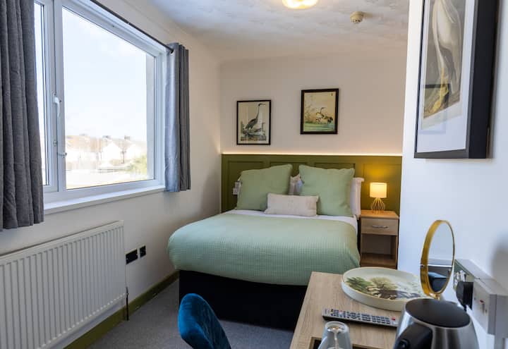 "Your Home Away From Home" Double Room With Bath - Llanelli